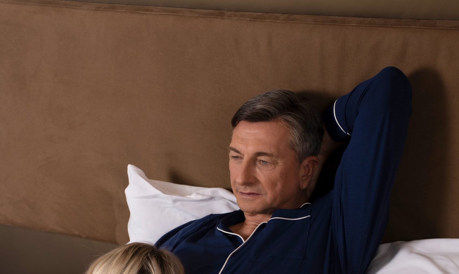 FOTO: Borut Pahor v pižami in s svetlolasko ob sebi, njegovi sledilci ...